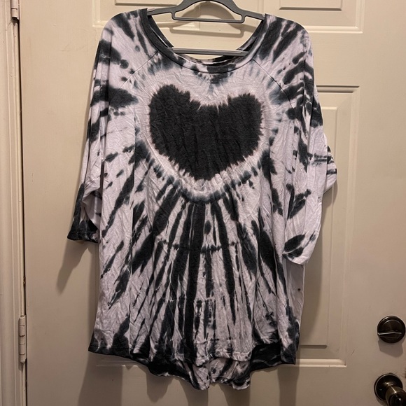 torrid | Tops | Nwot Torrid Plus Size 3 Tie Dye Heart Classic Fit ...